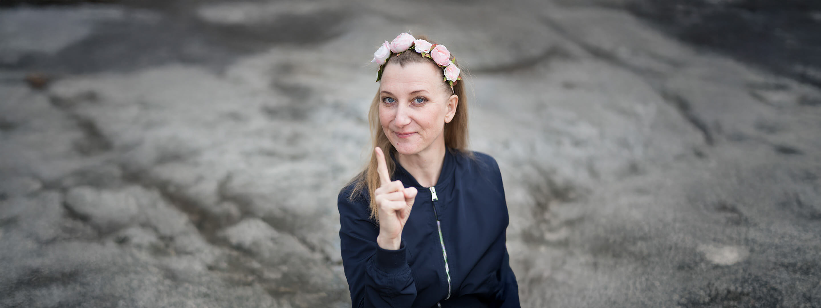 Elina Du Rietz - ståuppkomiker och skådespelare i Solsidan